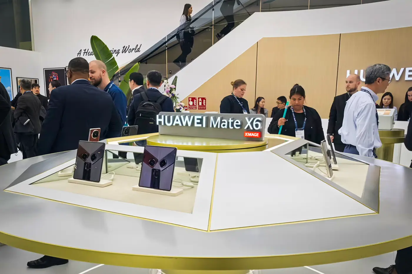 Huawei lanza el primer smartphone plegable triple del mundo